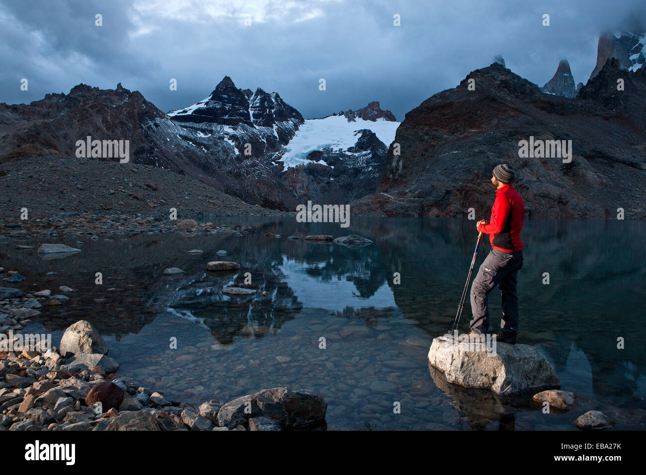 Hikers at the mountain lake Lago de los Tres with the Fitz Roy massif ...