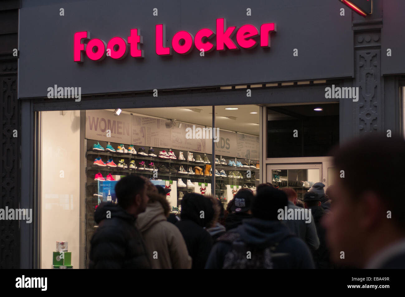 Nottingham, UK. 28th Nov, 2014. Shoppers Queuing from the early hours ...