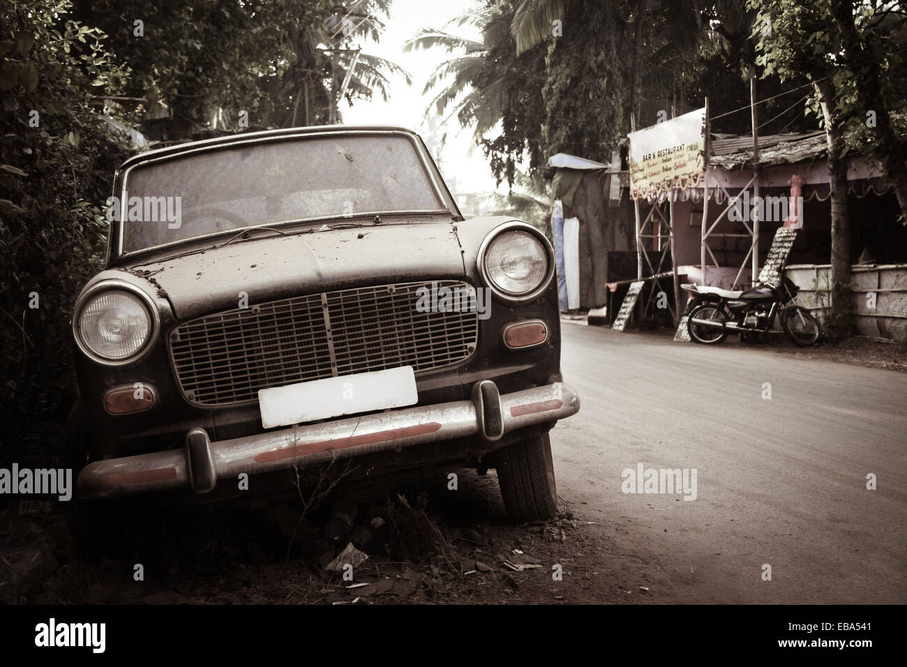 Dirty abandoned old -fashioned car india Stock Photo - Alamy