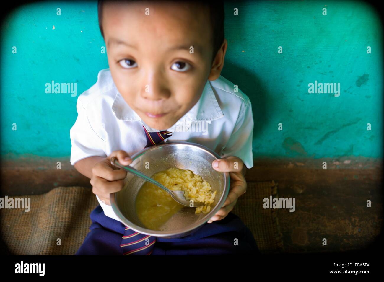 Refugee children eating hi-res stock photography and images - Alamy