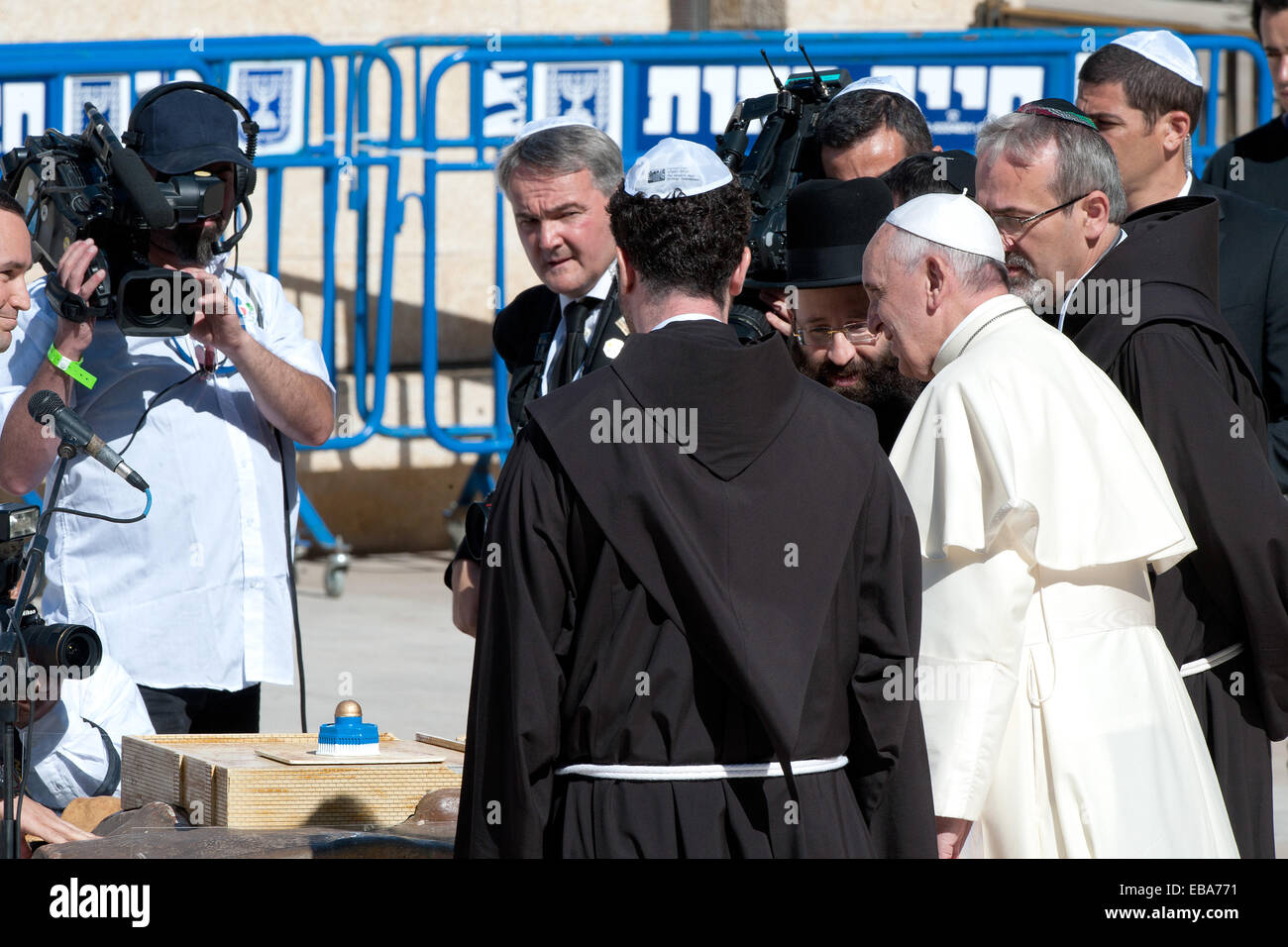 Pope Francis visits the Western Wall in Jerusalem's Old City Featuring ...