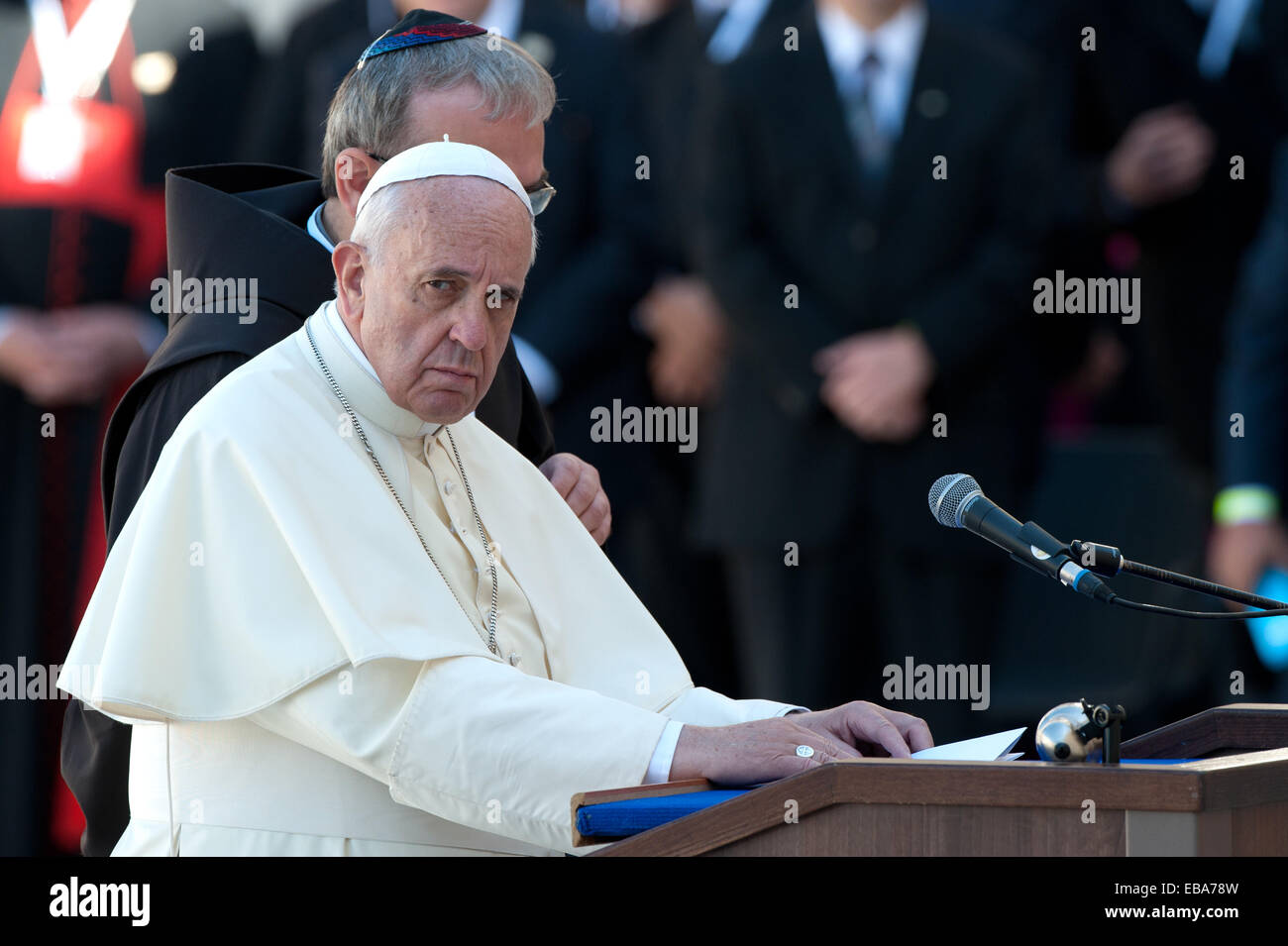 Pope Francis visits the Western Wall in Jerusalem's Old City Featuring ...