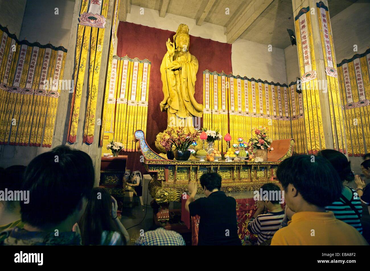 China shanghai jingan temple interior hi-res stock photography and ...