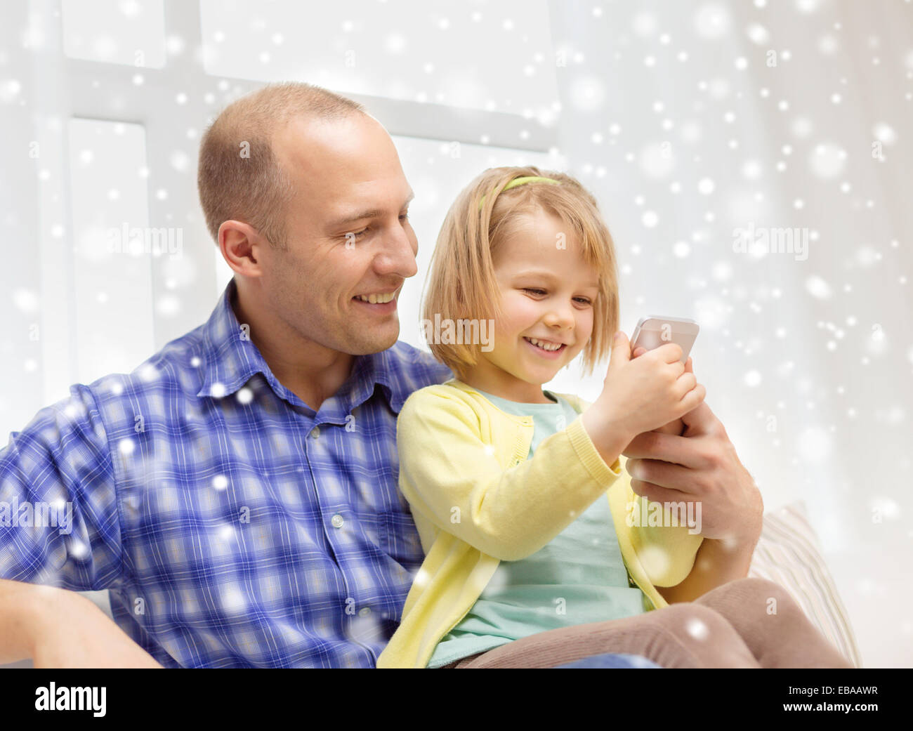happy father and daughter with smartphone Stock Photo - Alamy