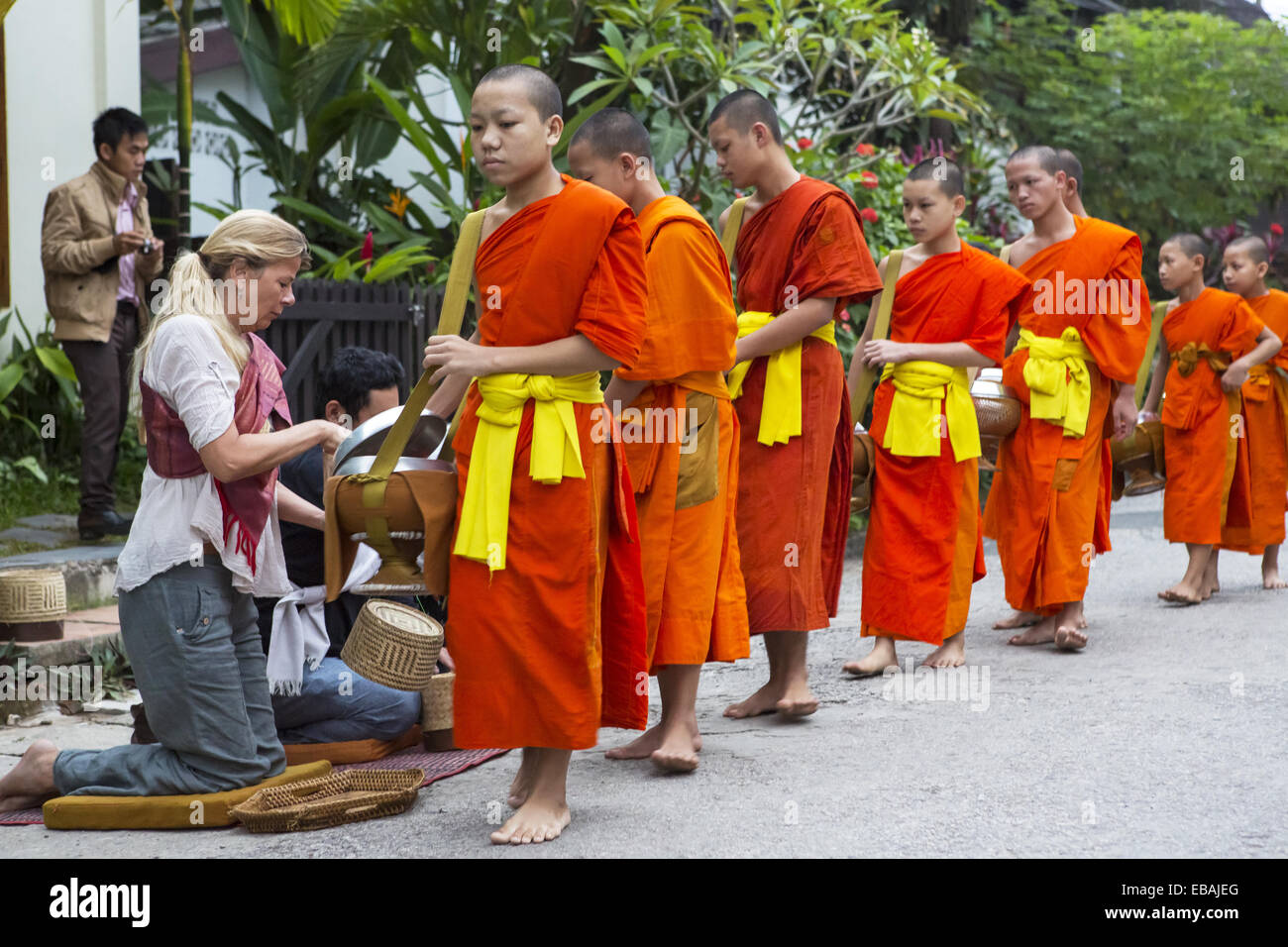 Alms giving ritual luang prabang hi-res stock photography and images ...