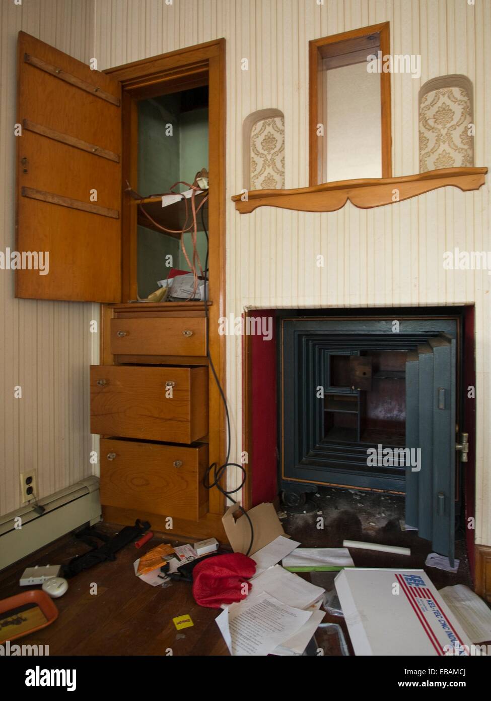 Trashed living room hi-res stock photography and images - Alamy