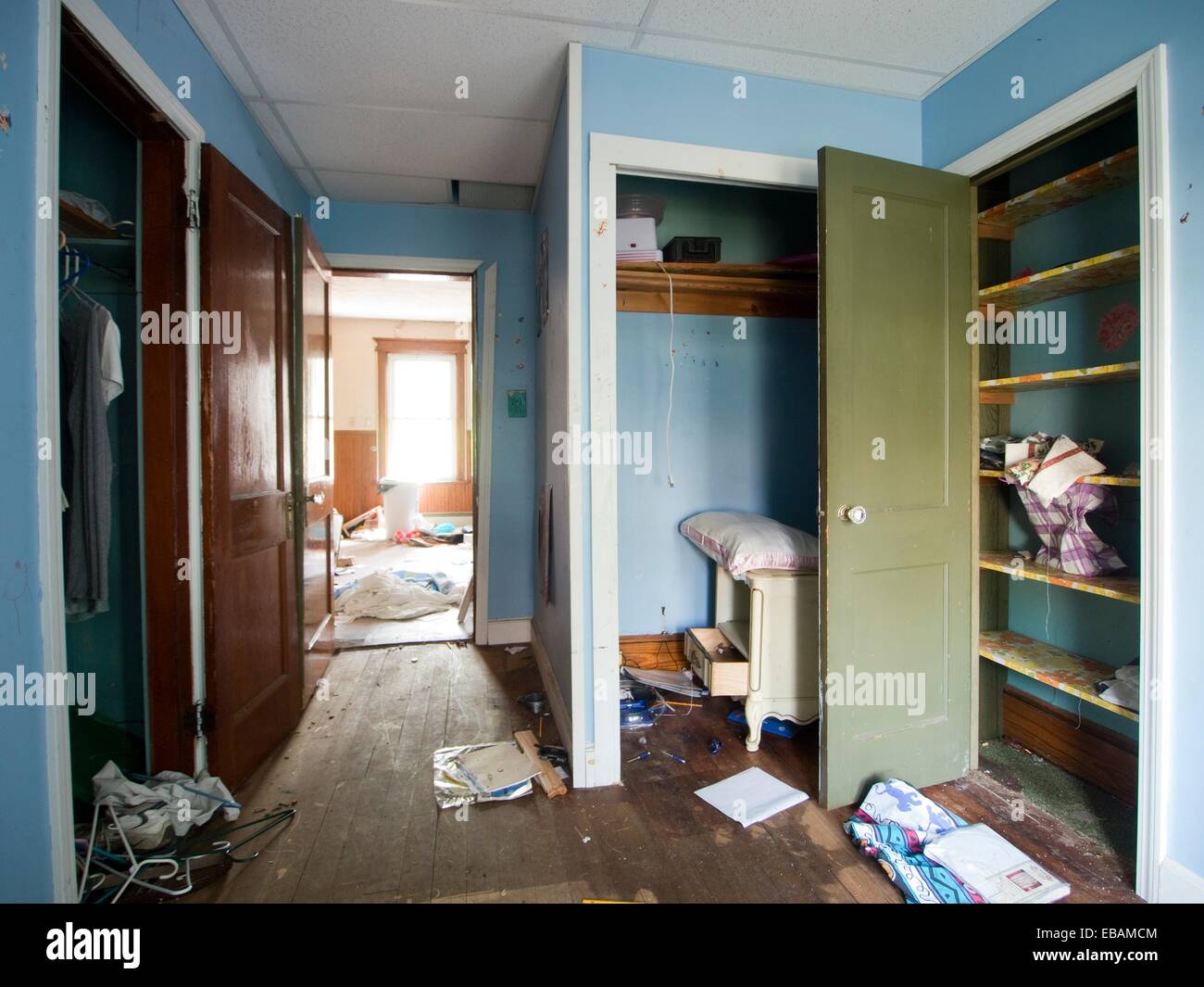 Family in foreclosed house hi-res stock photography and images - Alamy