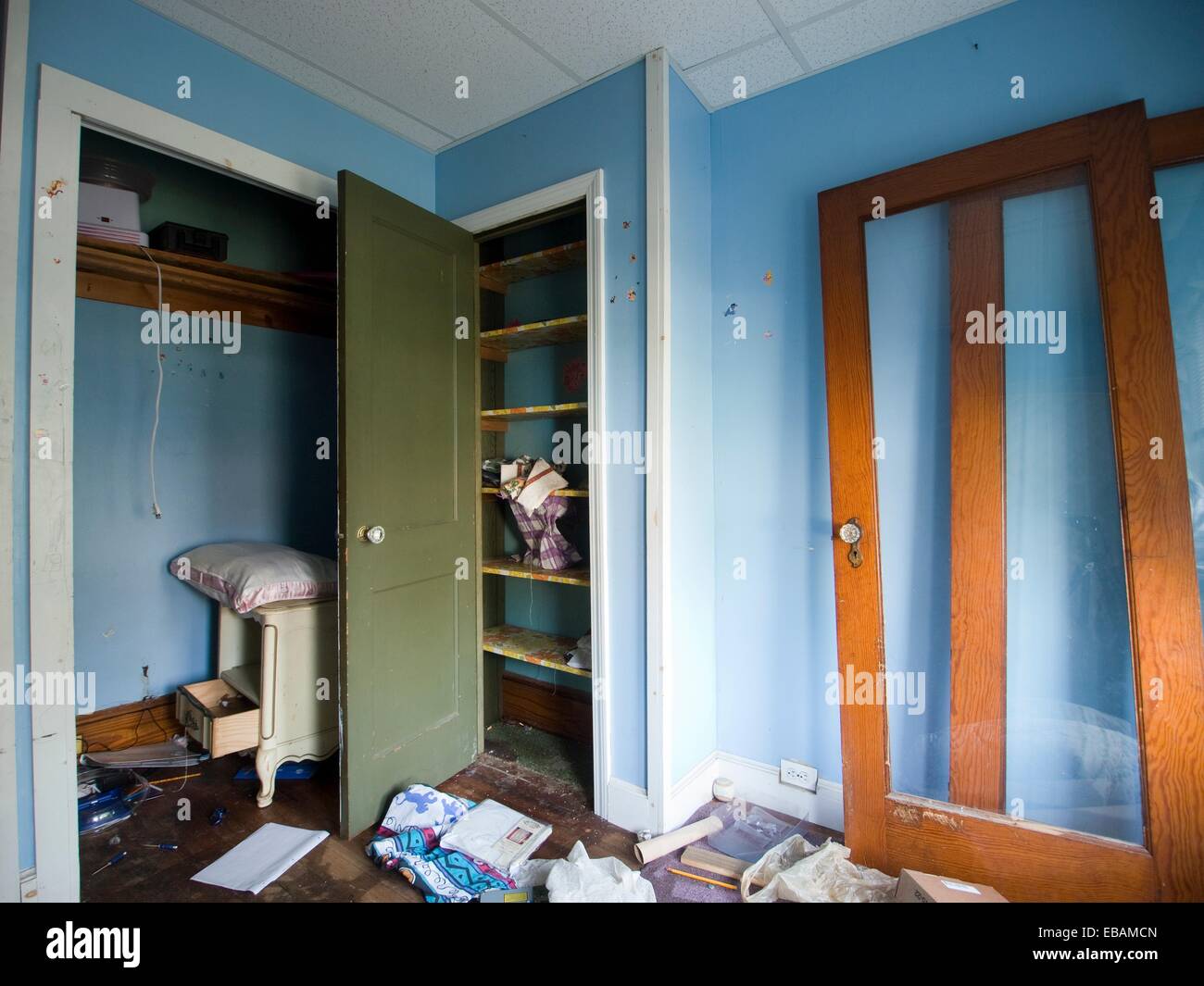 Large trash item hi-res stock photography and images - Alamy