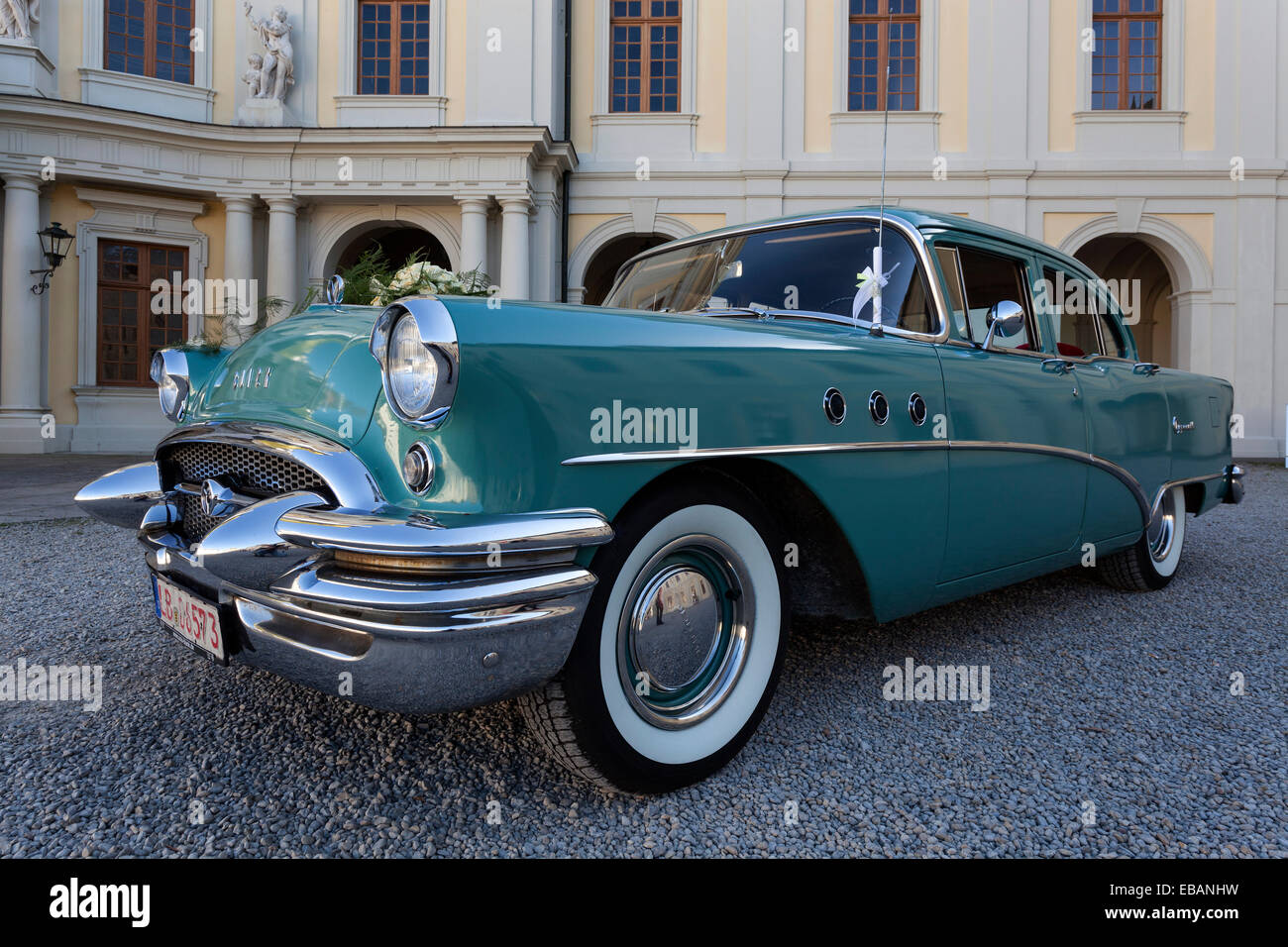 Vintage car in front castle hi-res stock photography and images - Alamy