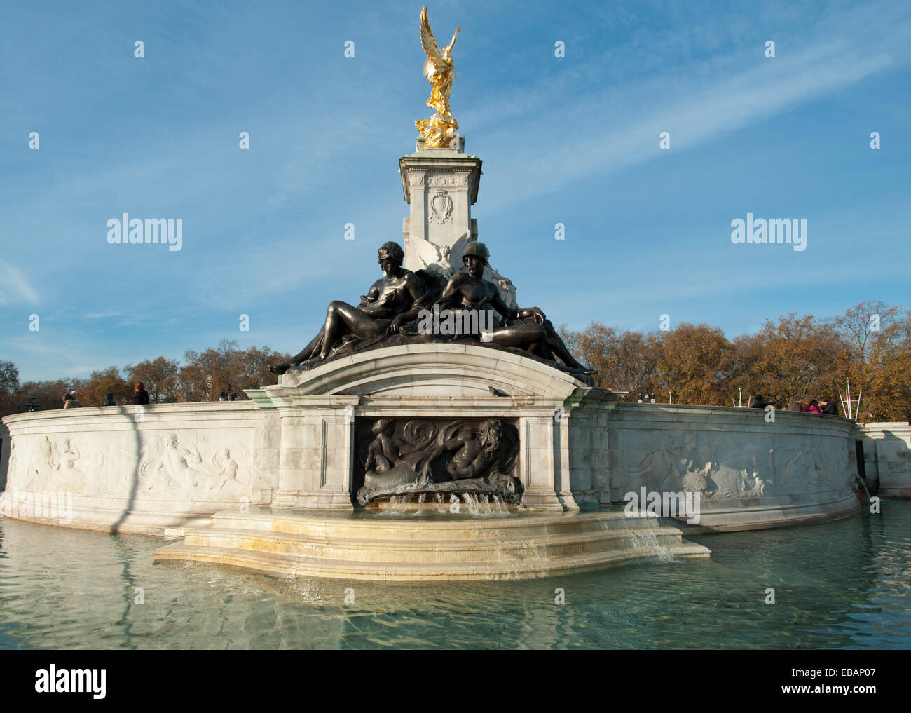 Side view of the Victoria Memorial, at the front of Buckingham Palace ...