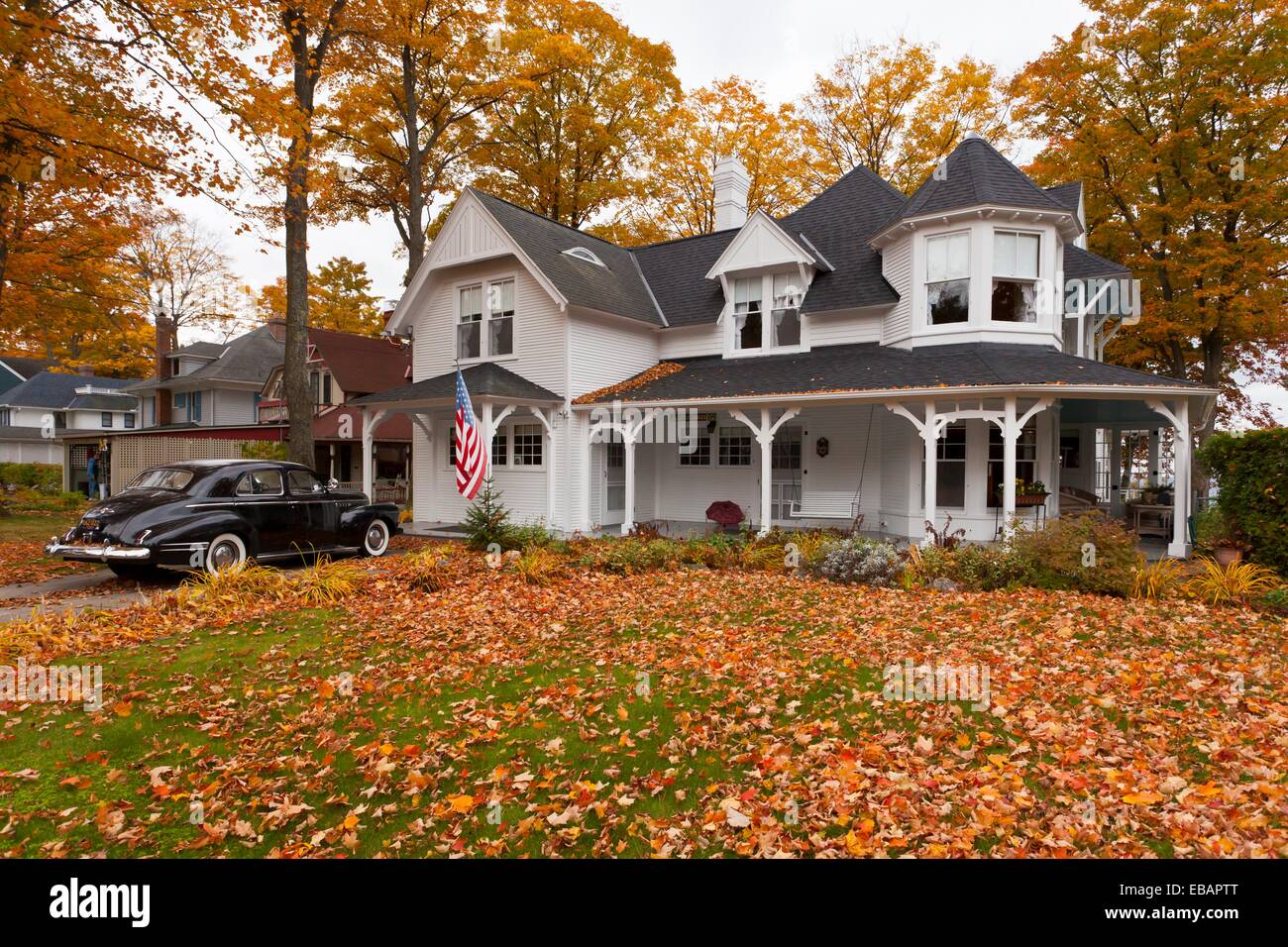 Colonial home fall foliage color hi-res stock photography and images ...