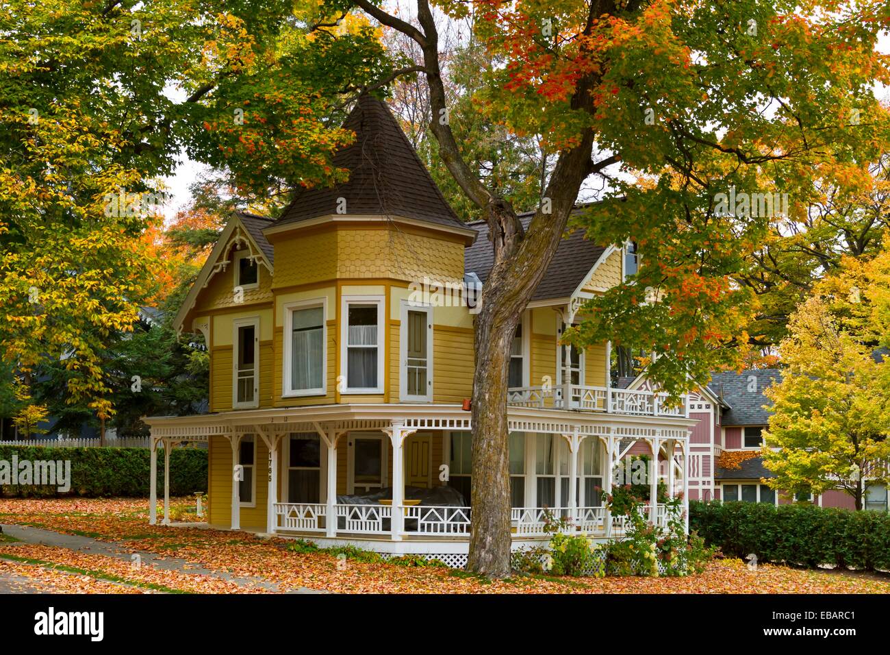 Colonial home fall foliage color hi-res stock photography and images ...