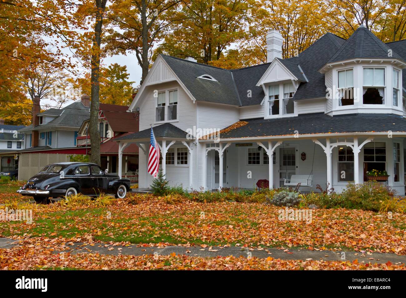 Colonial home fall foliage color hi-res stock photography and images ...