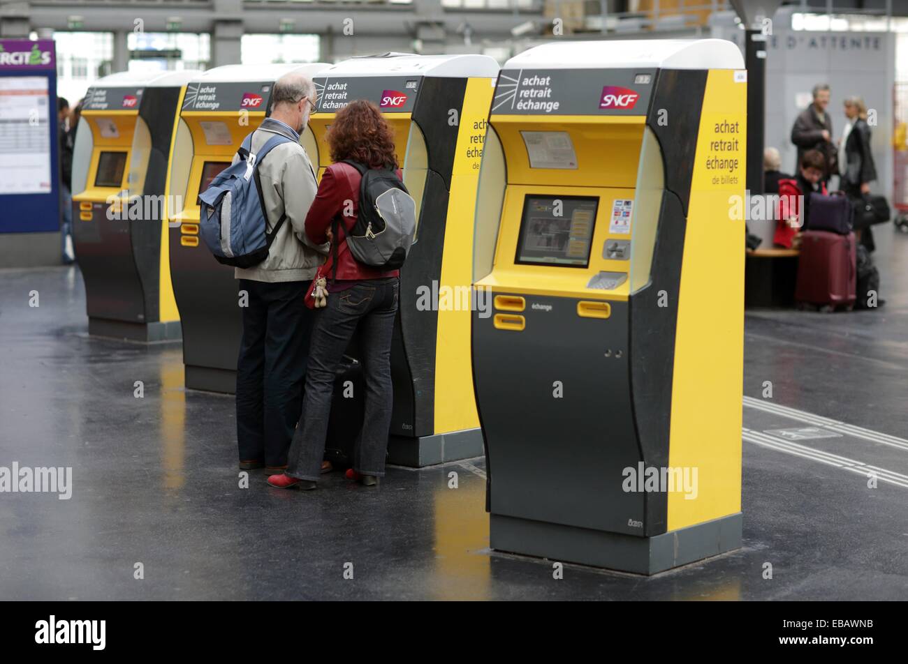 Ticket vending machine paris hi-res stock photography and images - Alamy
