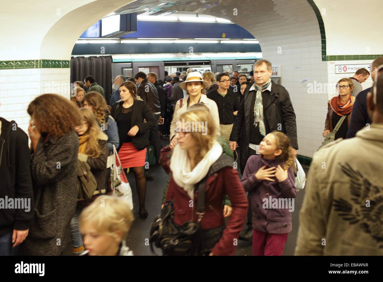 Crowded metro paris hi-res stock photography and images - Alamy