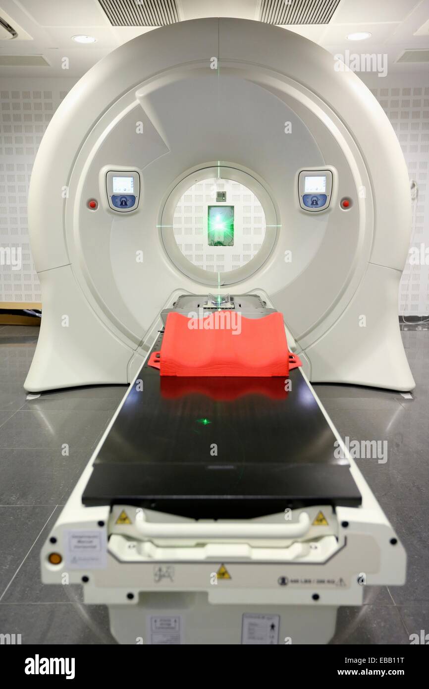 External beam radiotherapy hi-res stock photography and images - Alamy