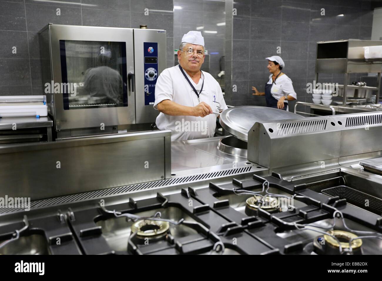 Cook food menu preparation hospital hi-res stock photography and images ...