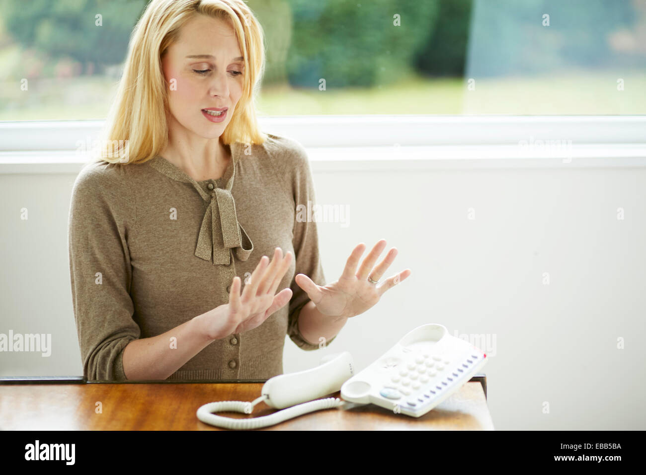 Woman Putting Down Phone Receiver Not Wanting To Talk Stock Photo Alamy woman-putting-down-phone-receiver-not-wanting-to-talk-stock-photo-alamy