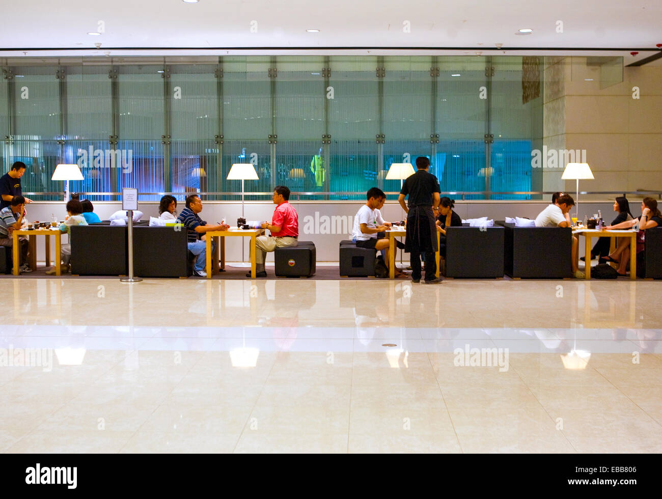 Hong Kong, people in a coffee bar of the IFC Mall Stock Photo - Alamy