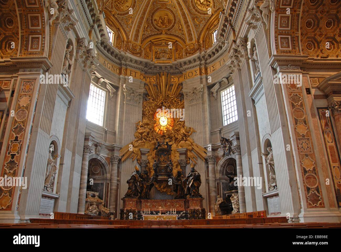 Apse and Bernini´s Cathedra Saint Peter´s Basilica Vatican City, Rome ...