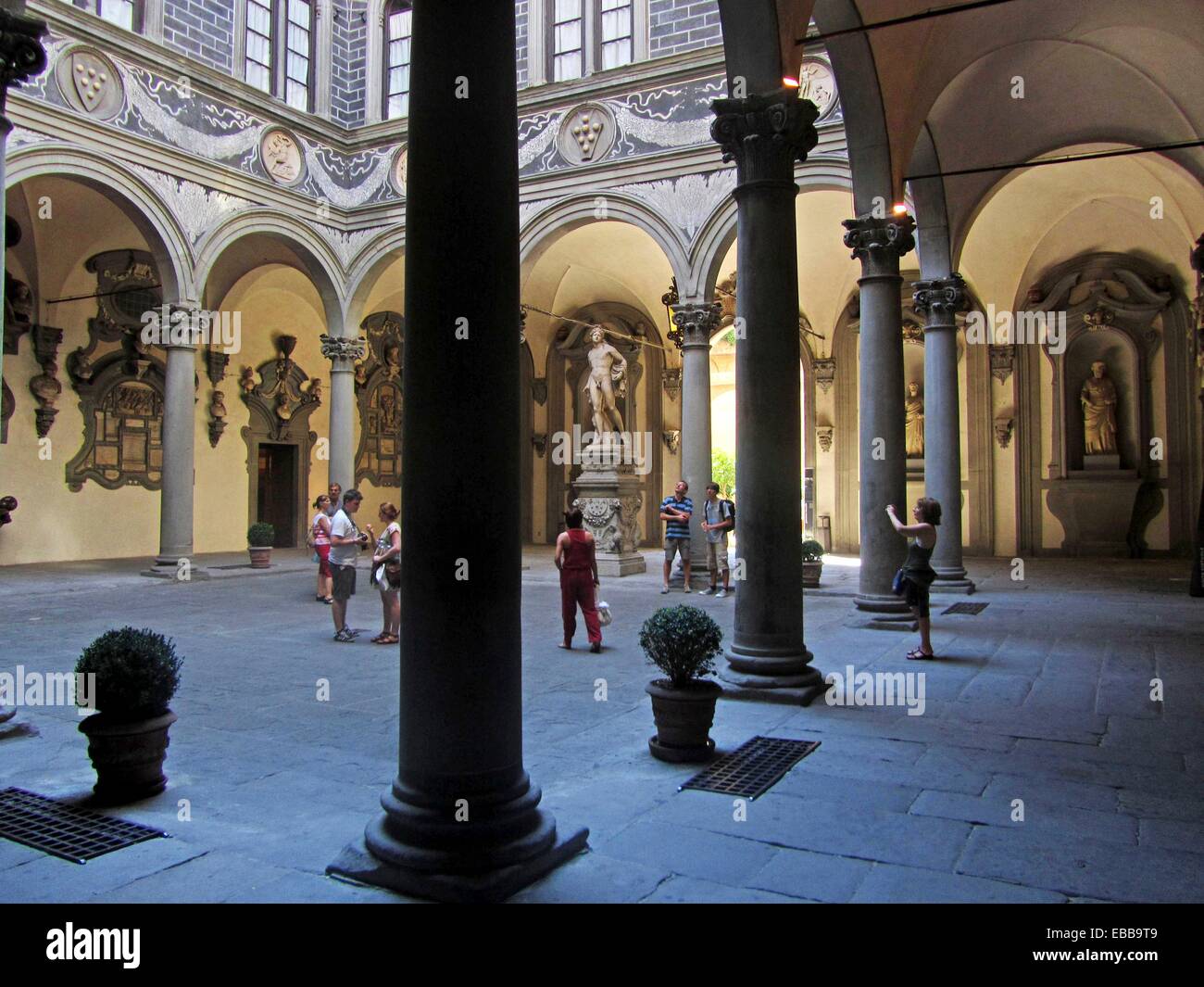 Cortile delle statue hi-res stock photography and images - Alamy