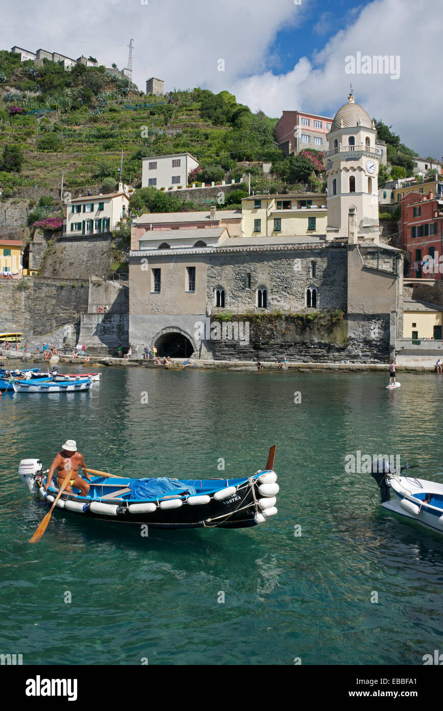 Vernazza harbour hi-res stock photography and images - Alamy