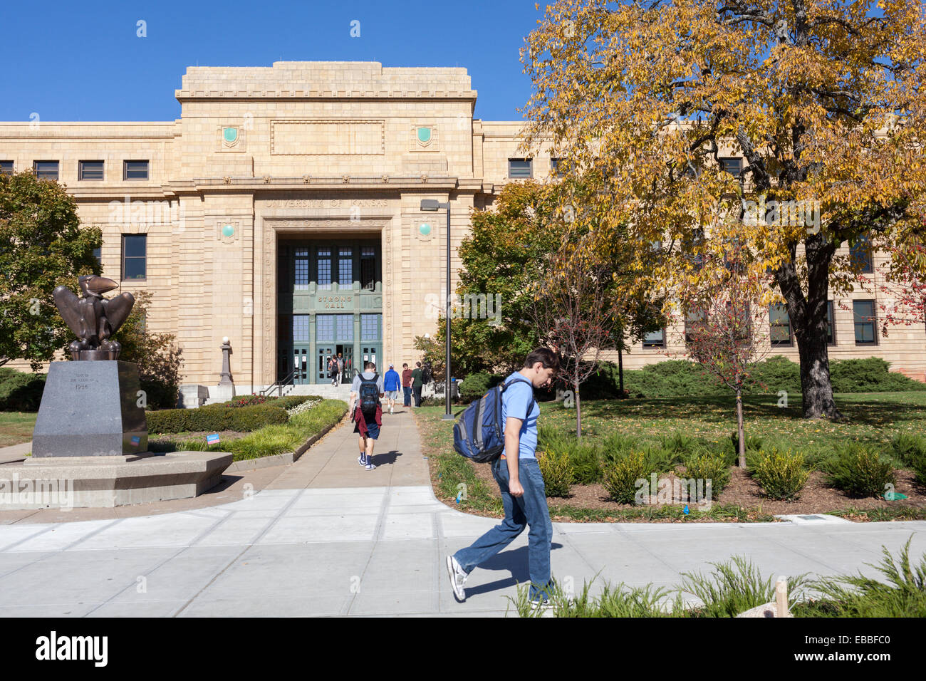 College campus hi-res stock photography and images - Alamy