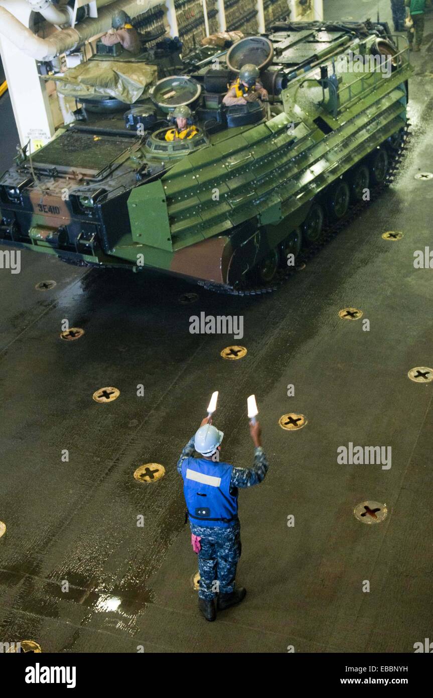 Amphibious assault vehicle aav hi-res stock photography and images - Alamy