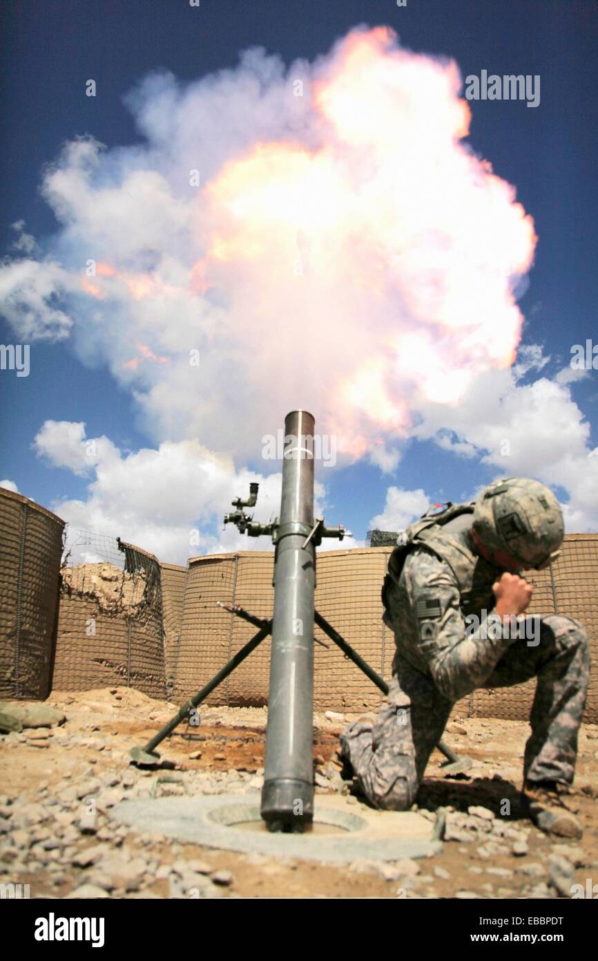 120 mm mortar hi-res stock photography and images - Alamy