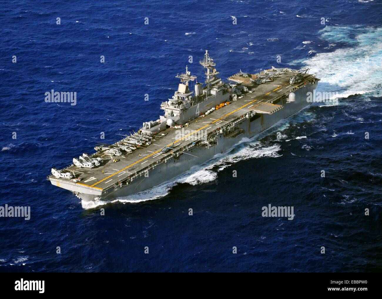 Amphibious assault ship uss boxer hi-res stock photography and images ...