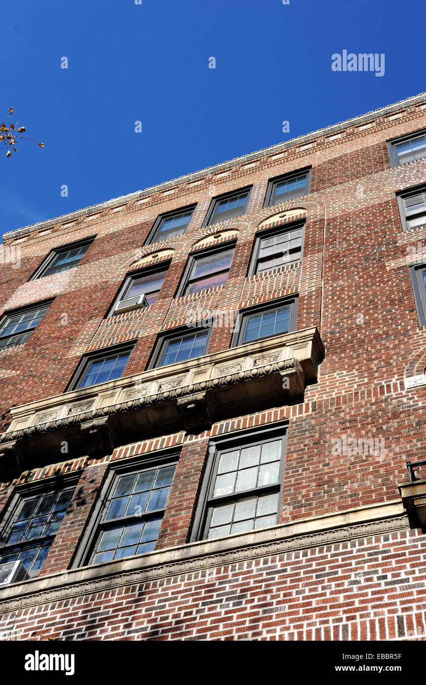 Typical new york red brick buildings hi-res stock photography and ...