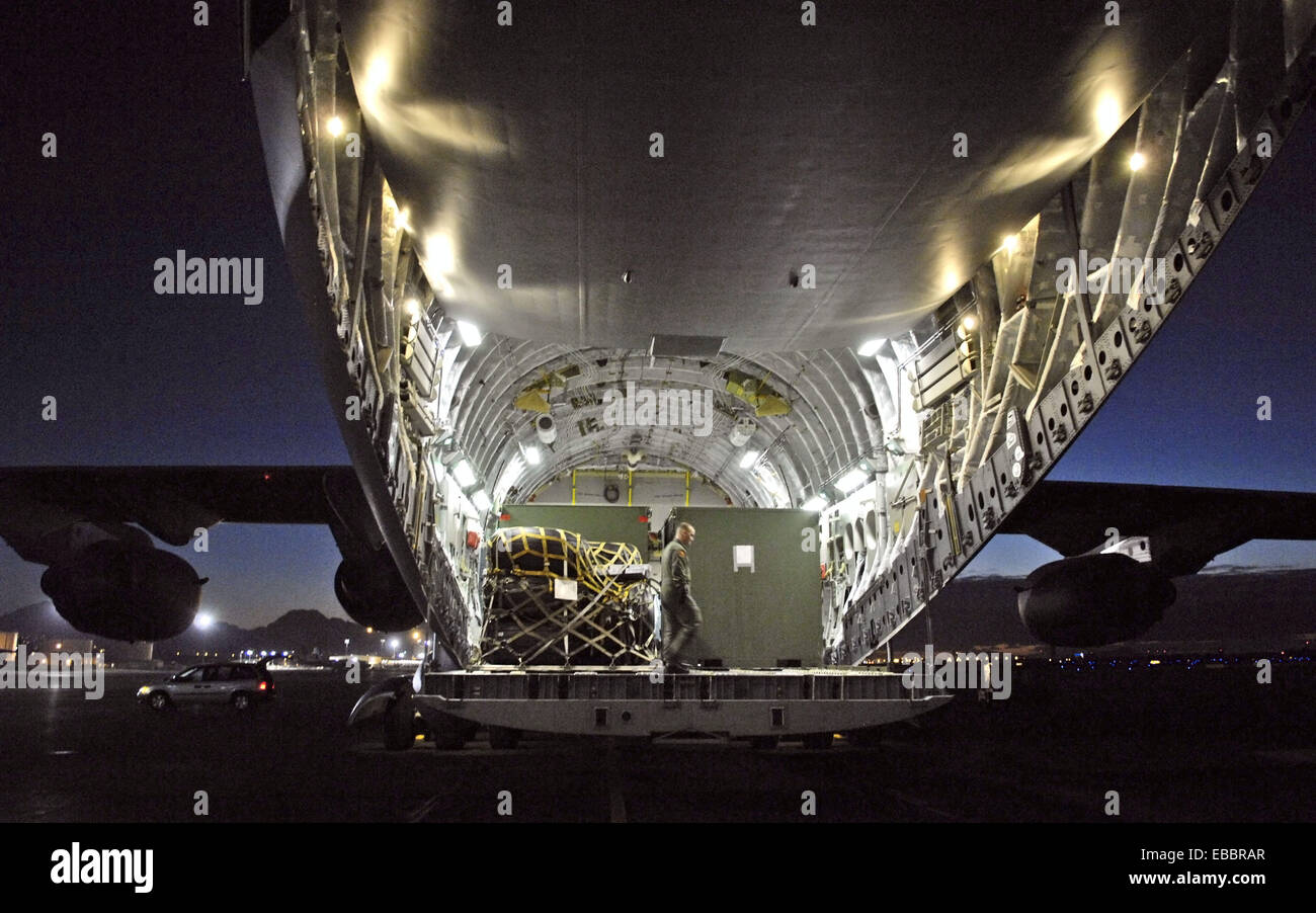 C 17 loadmaster hi-res stock photography and images - Alamy