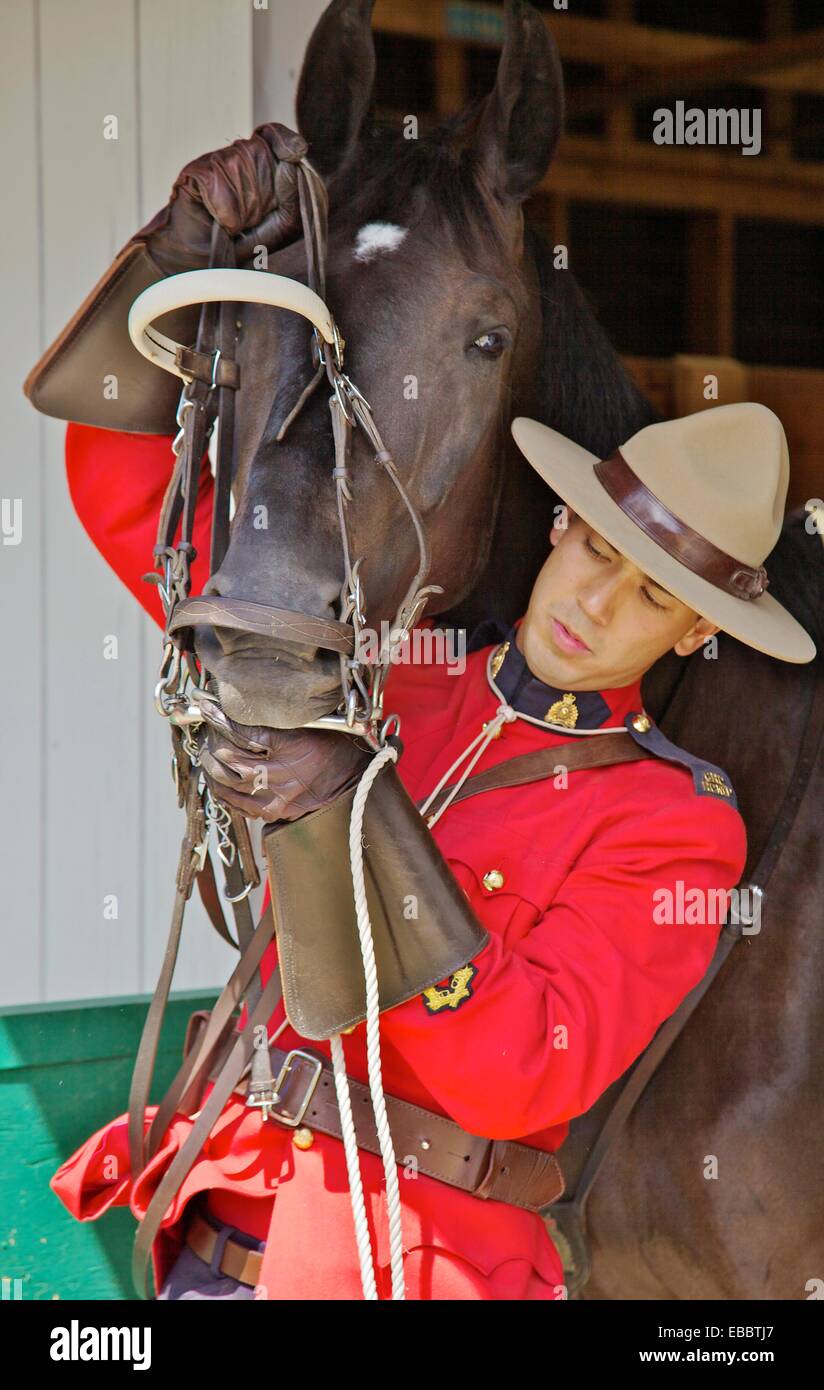 Rcmp officer uniform hi-res stock photography and images - Alamy