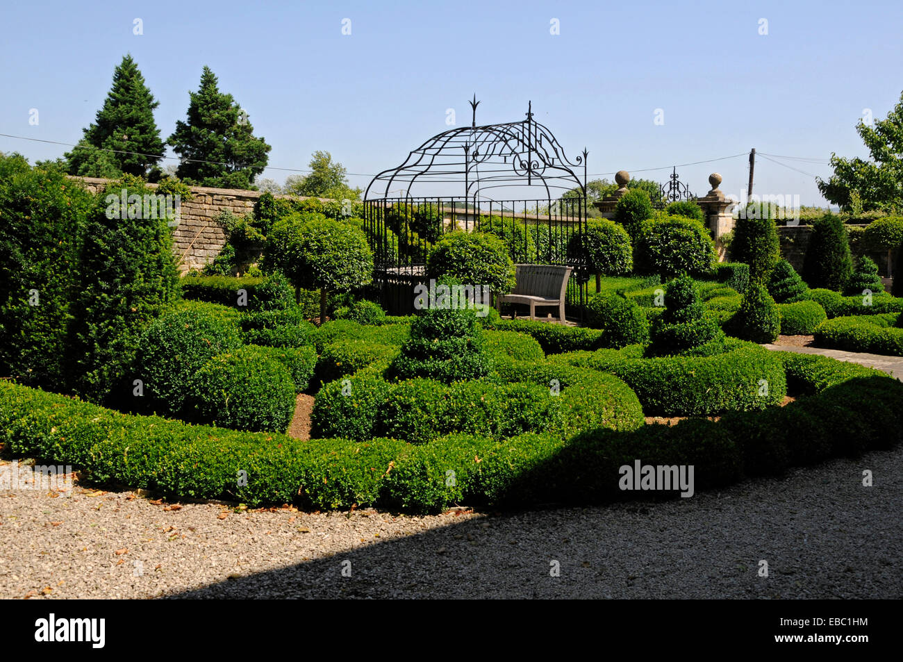 Box hedge topiary hi-res stock photography and images - Alamy