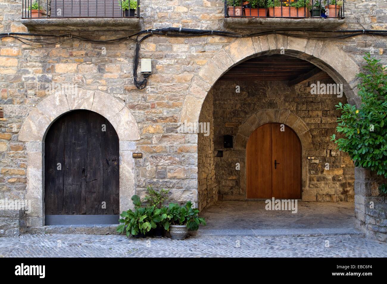 Medieval doors hi-res stock photography and images - Alamy