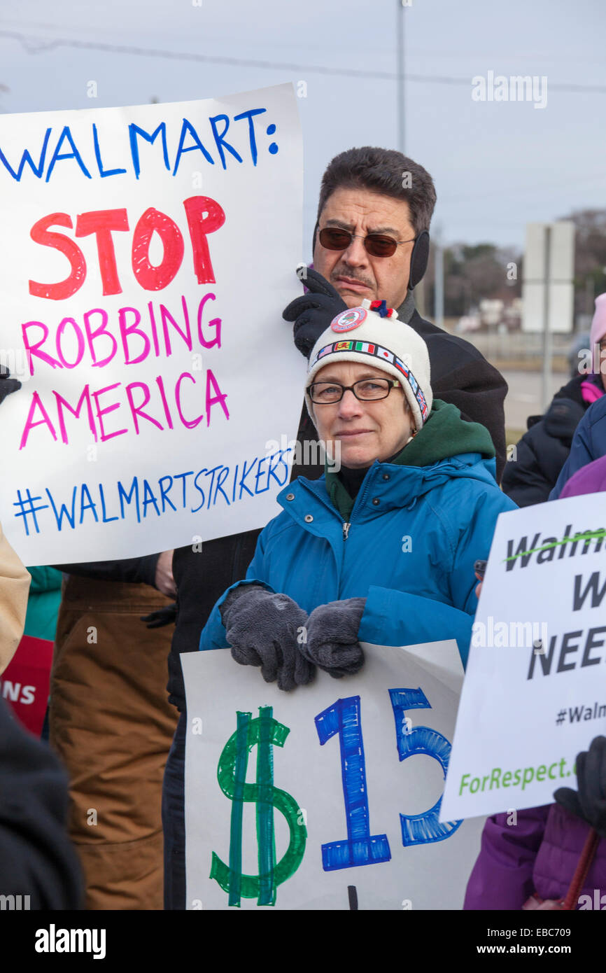Walmart protest picket labor rally hi-res stock photography and images ...