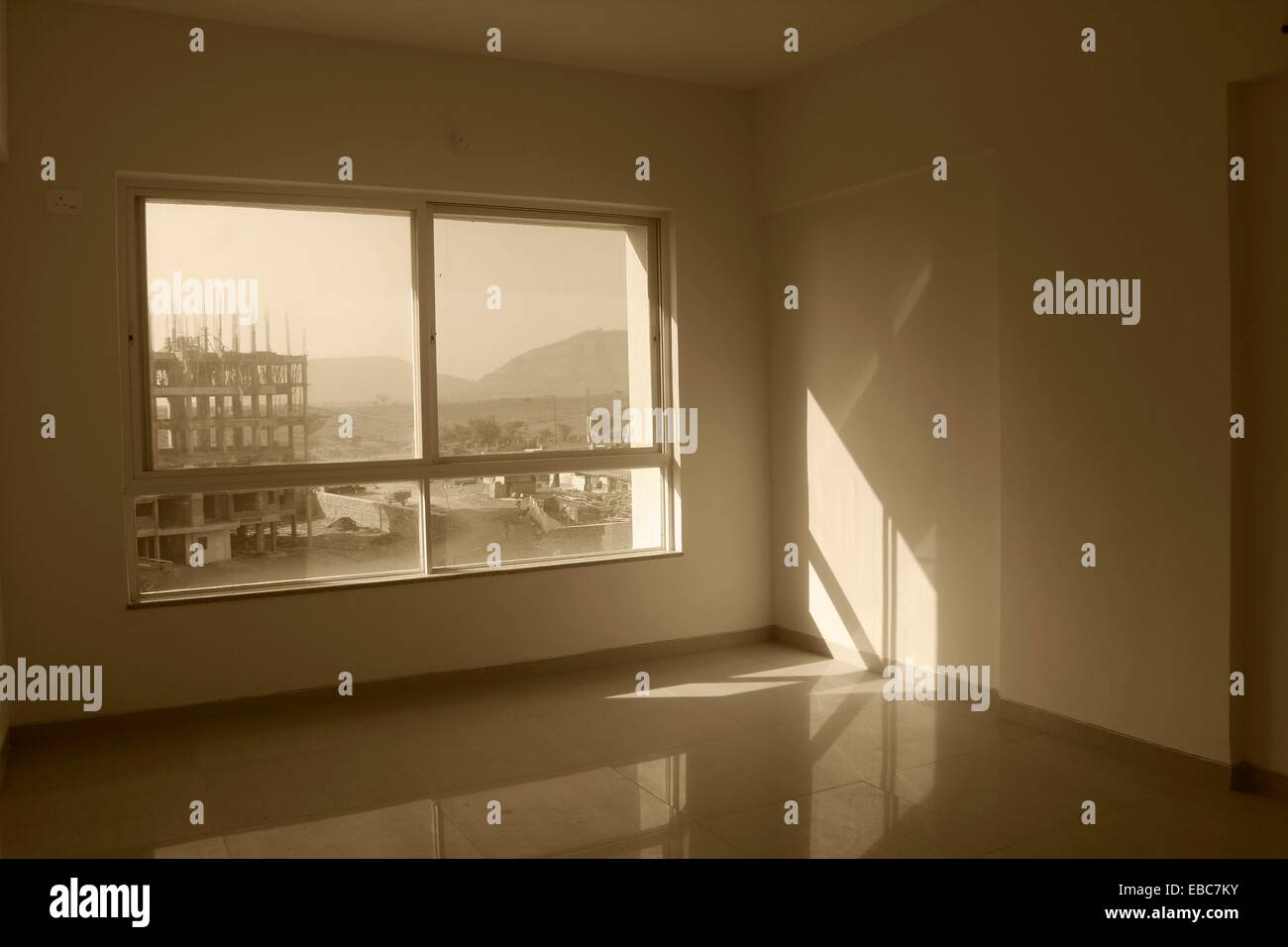 Sun shining through window on wall Stock Photo - Alamy