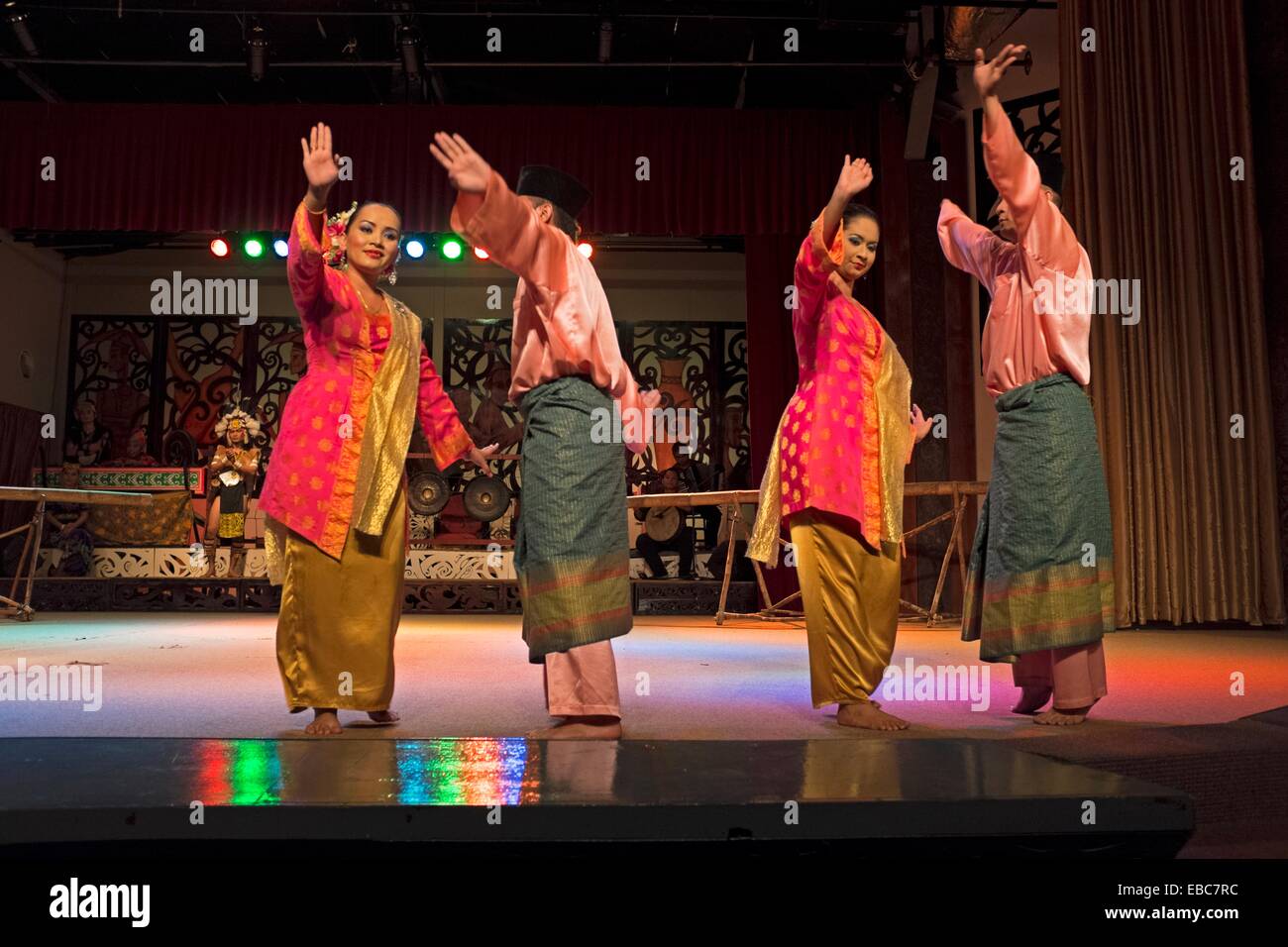 Malaysia traditional malay dancing hi-res stock photography and images ...