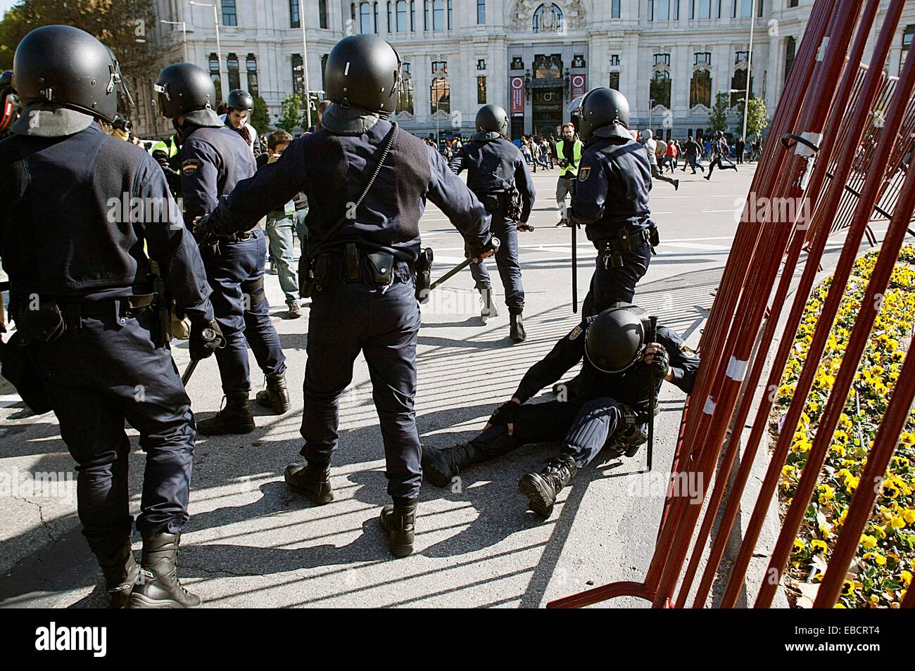 Injured riot police hi-res stock photography and images - Alamy