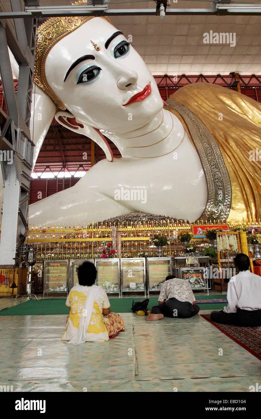Morning Worshipers Praying at Chauk Htat Gyi pagoda, reclining Buddha ...