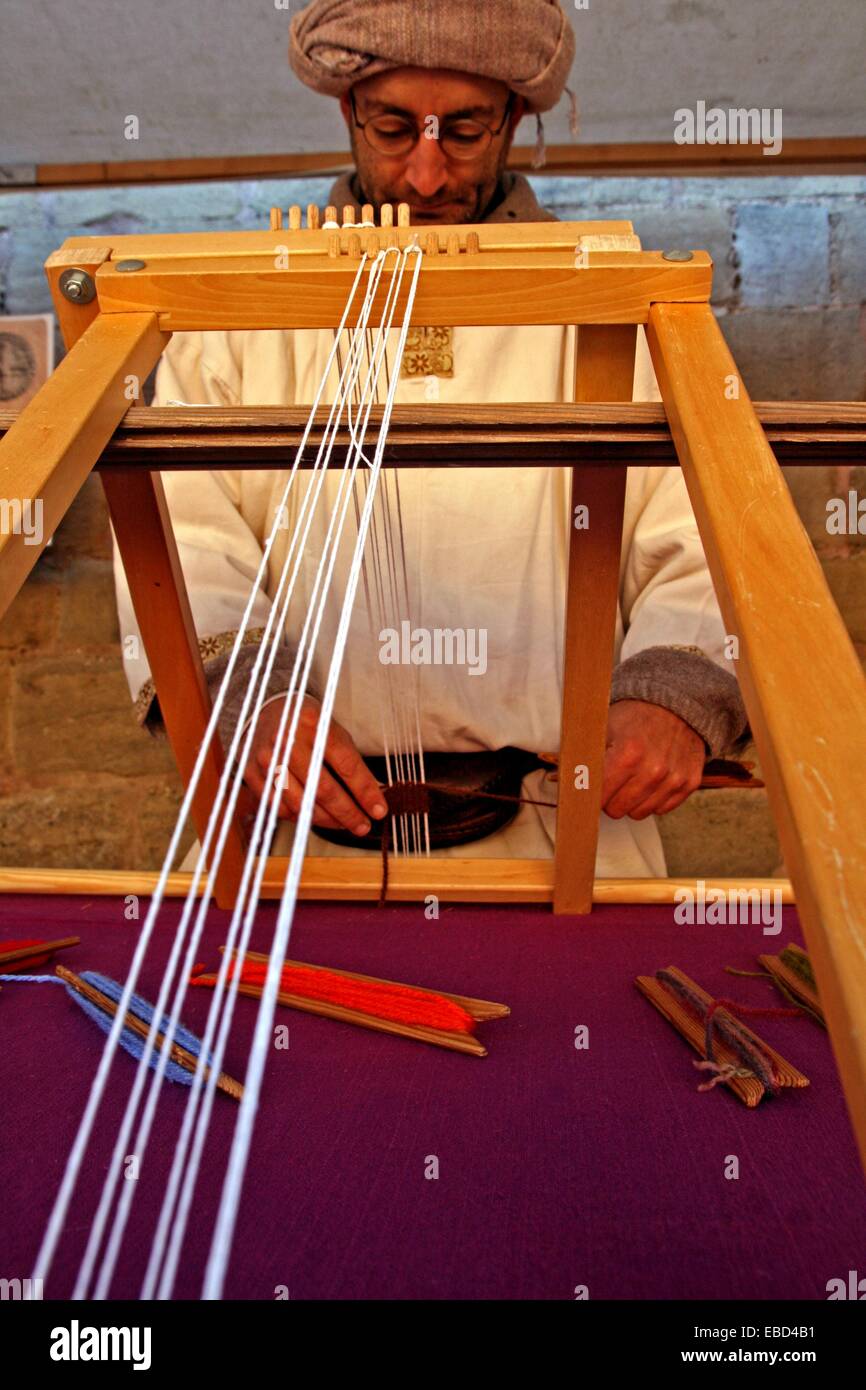 old loom, wool yarn Stock Photo - Alamy