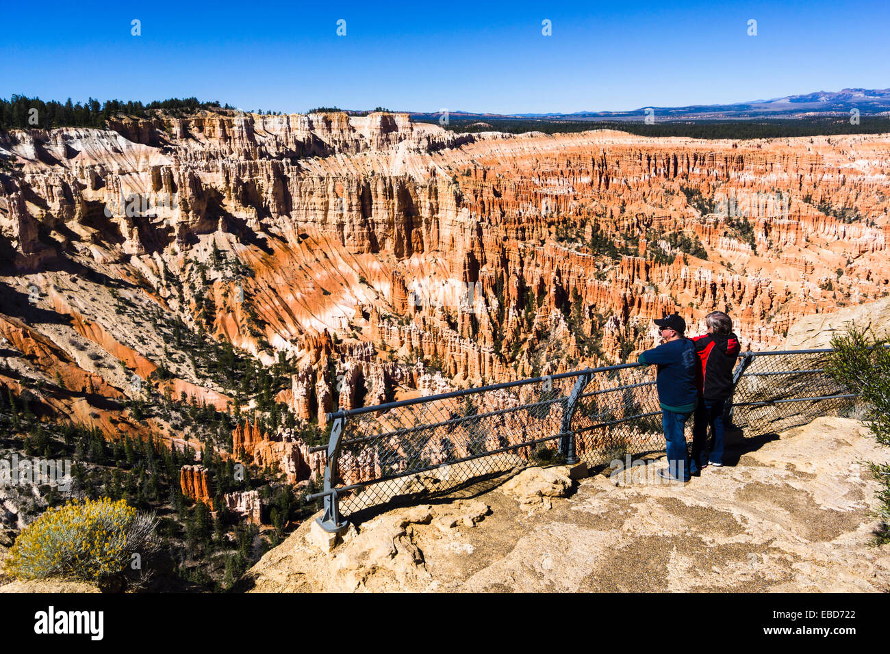 Tourist couple enjoying the view over Bryce Amphitheater from Bryce ...