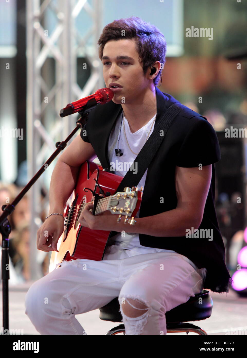 Teen singing sensation Austin Mahone, performs live on a very special ...