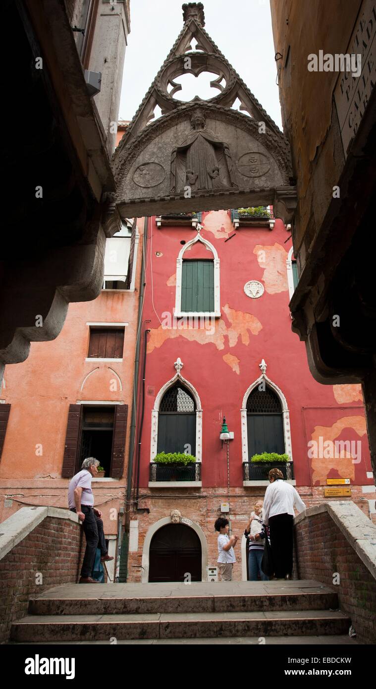 Calle arco venice hi-res stock photography and images - Alamy