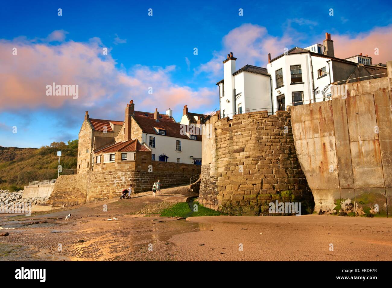 Bay Hotel Pub, & beach of historic fishing village of Robin Hood´s Bay ...