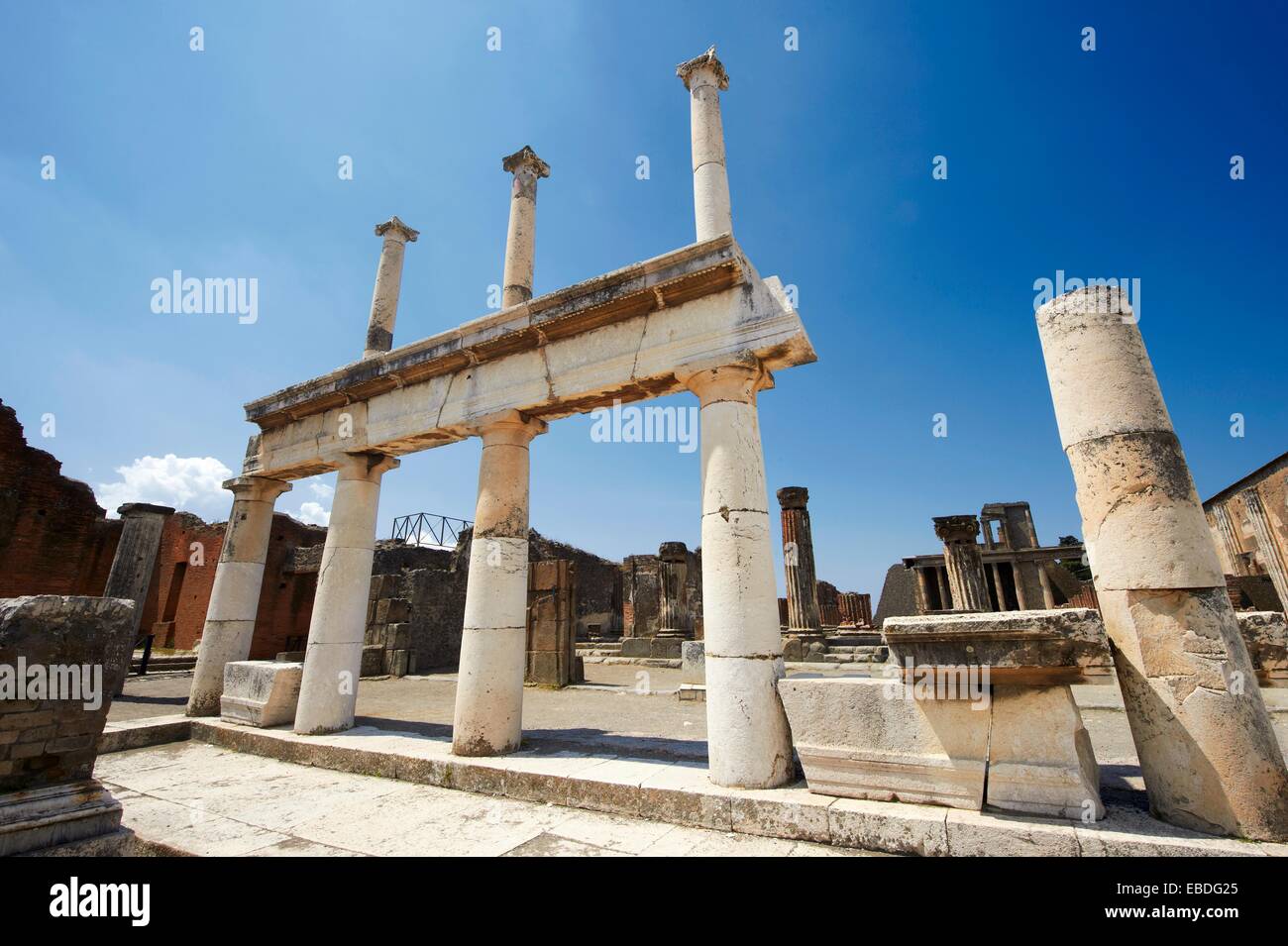 Roman corinthian columns hi-res stock photography and images - Alamy