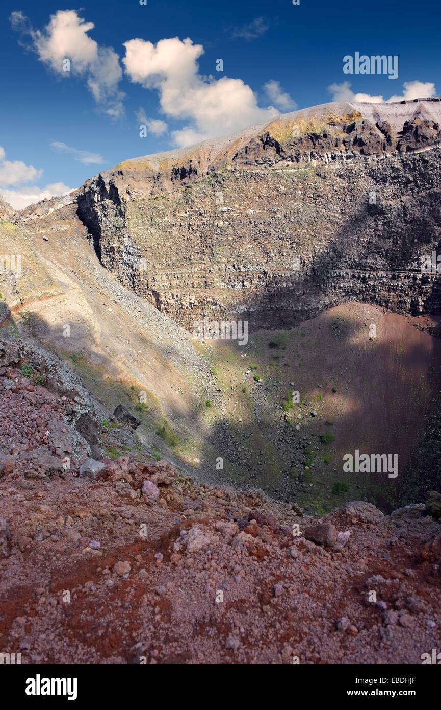 The volcanic crater of Mount Vesuvius, Italy Stock Photo - Alamy