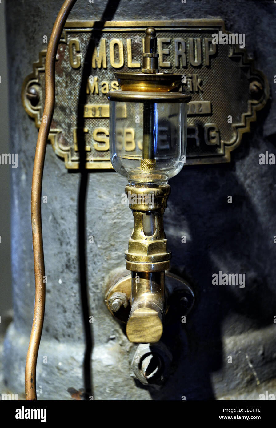 Engine install hi-res stock photography and images - Alamy