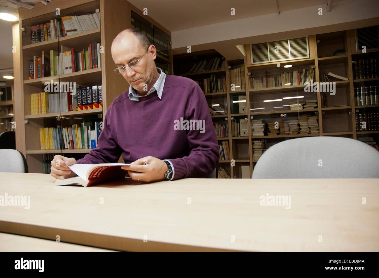 Consulting a book hi-res stock photography and images - Alamy