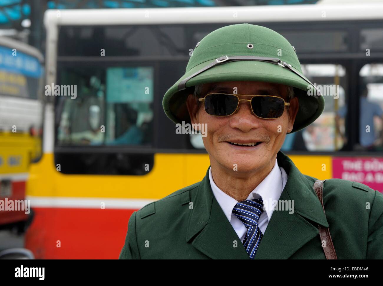 Vietnamese costume hi-res stock photography and images - Alamy